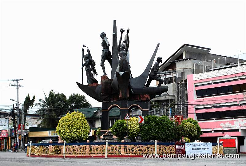 Monumento Fernandino - the lady making the offering